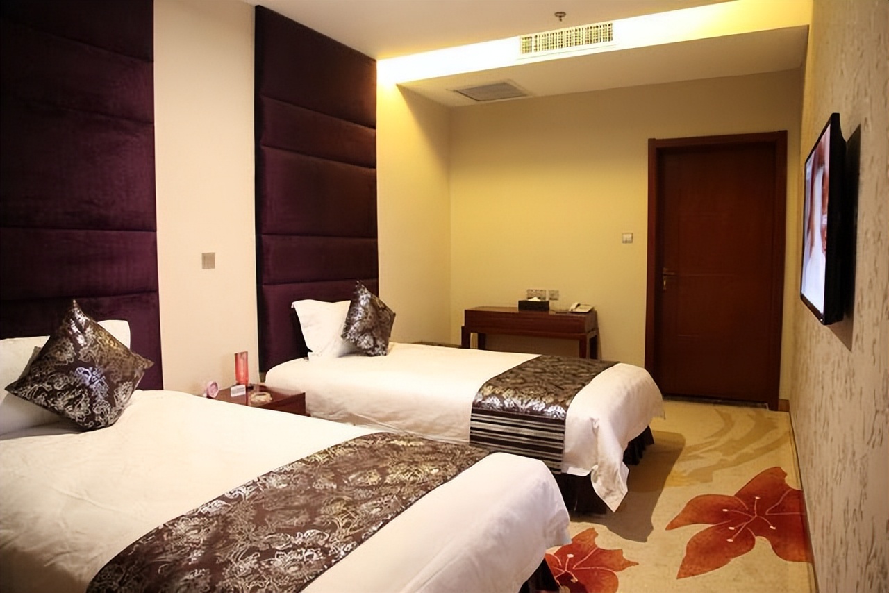 Why does the hotel check out at 12 o'clock, what should the guests who ...