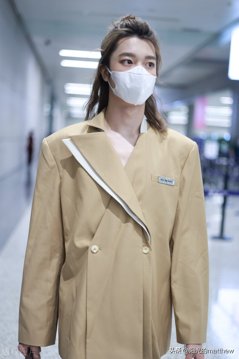Sun Yinghao's khaki jacket and jeans appeared at the airport, full of ...
