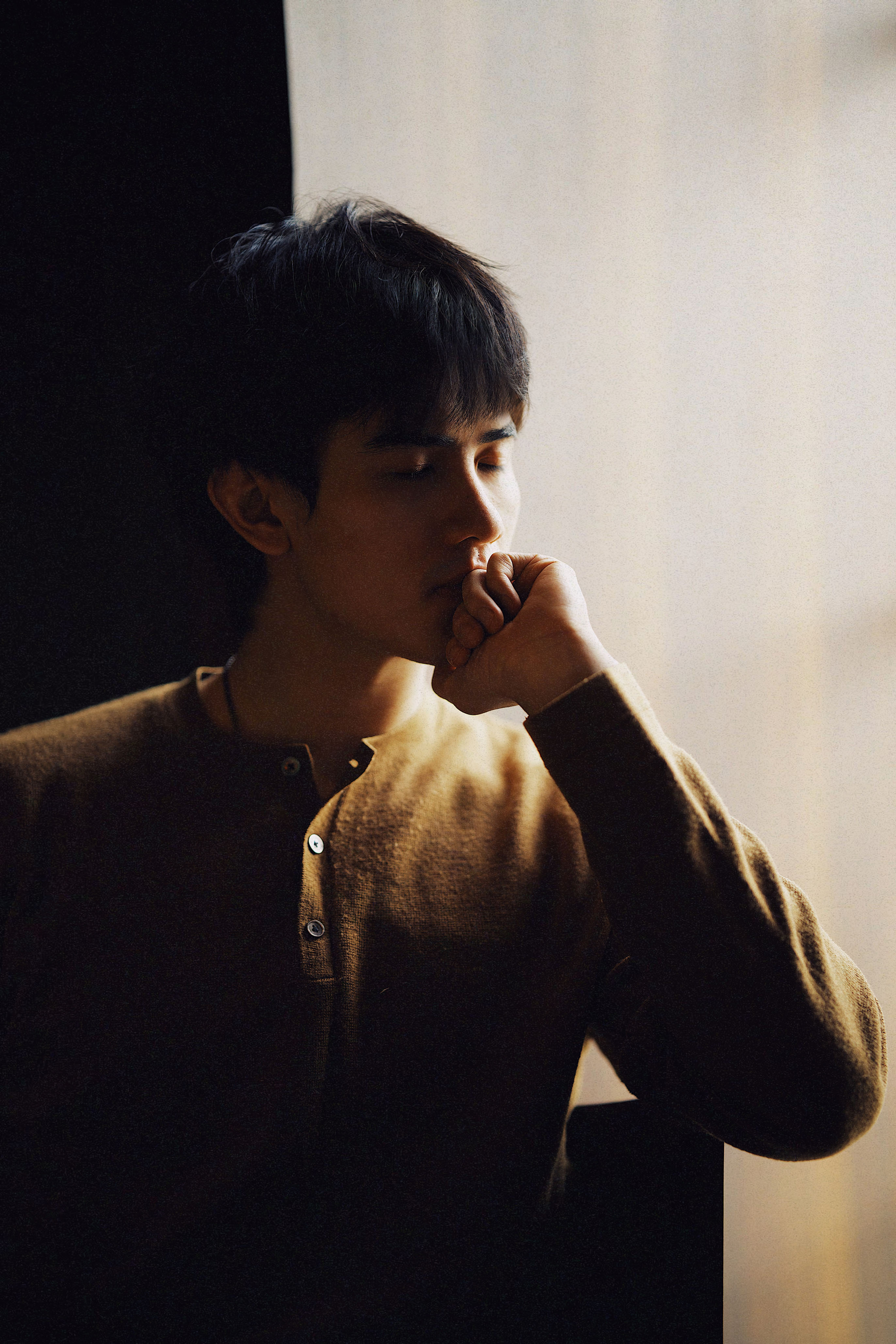 Huang Yiwei's warm photos show his handsome appearance and winter ...
