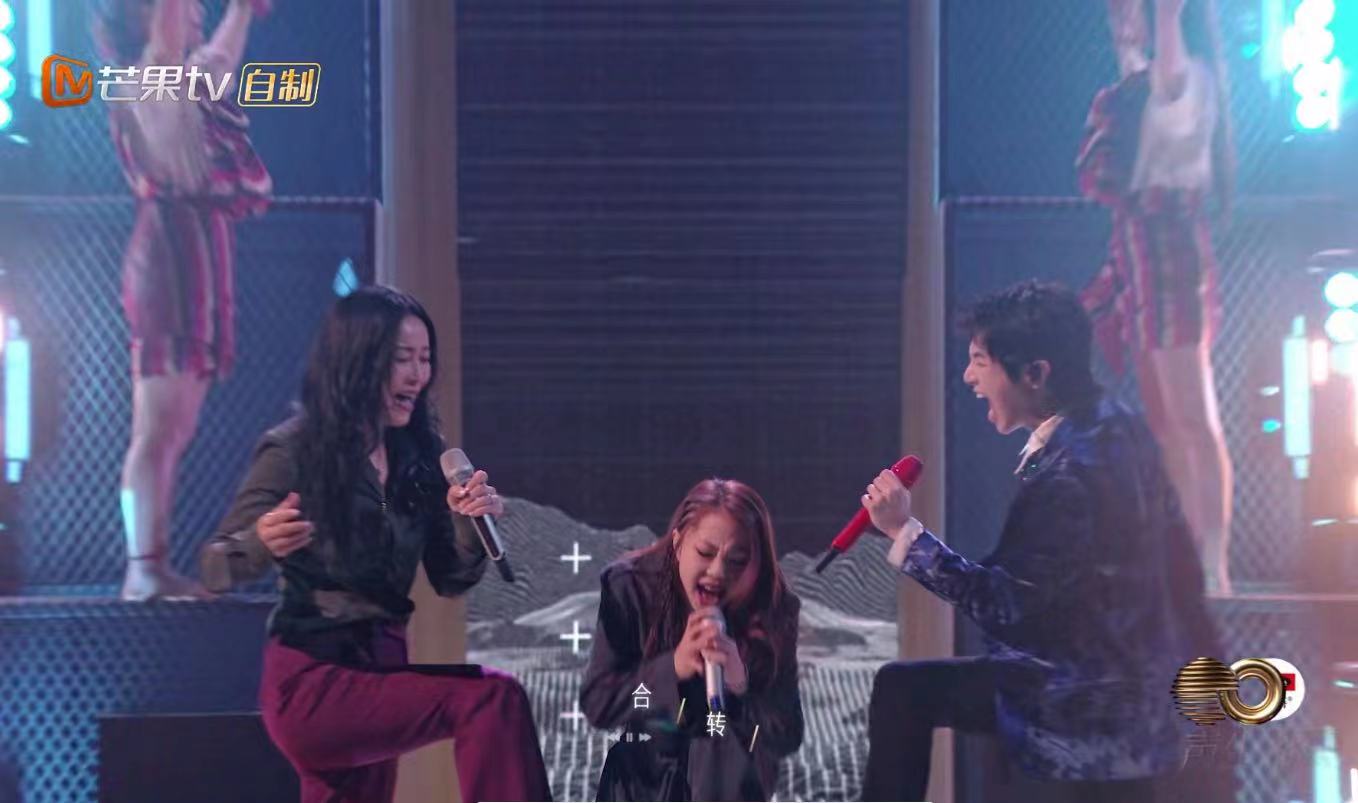 Na Ying imitated Fei Yuqing's singing movements, which caused a roar of ...