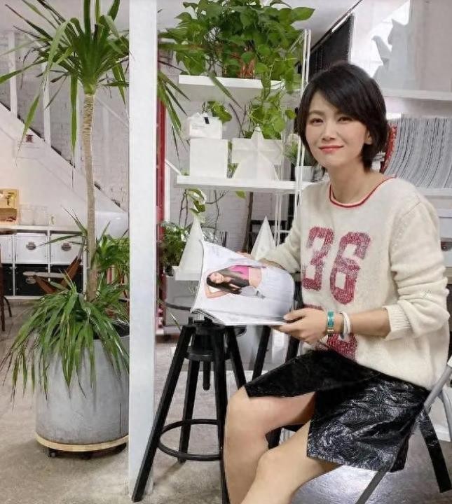 She is Chen Sicheng's ex-girlfriend. She looks like Liu Tao. She got ...