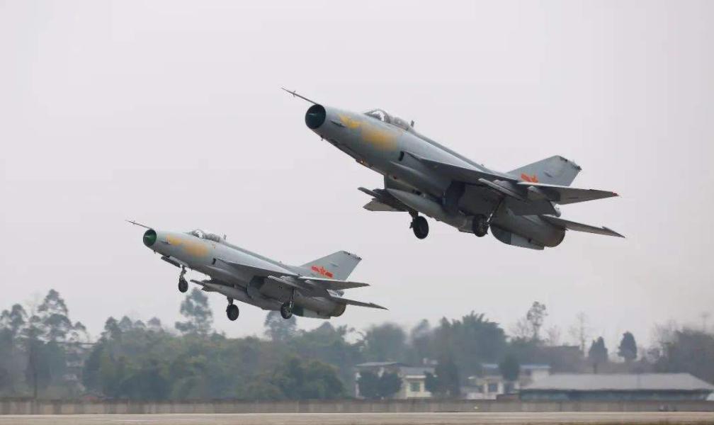 Improve the development process of the new fighter J-7E - iNEWS