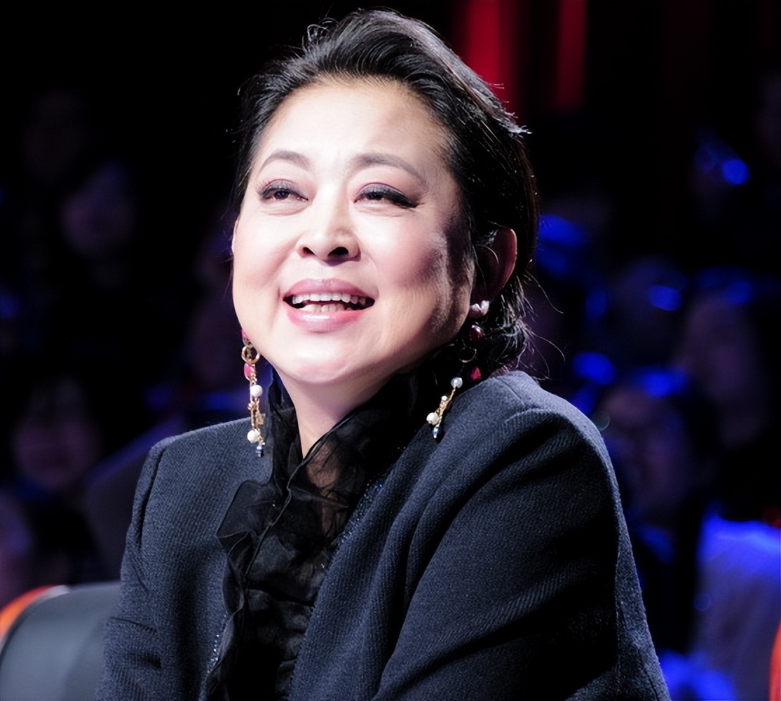 In 1999, Ni Ping knelt down to ask Feng Xiaogang for help, but Zhao ...