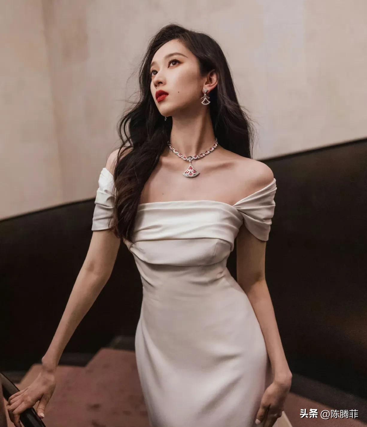 Liu Lingzi's white tube top and floor-length dress has a dashing figure ...