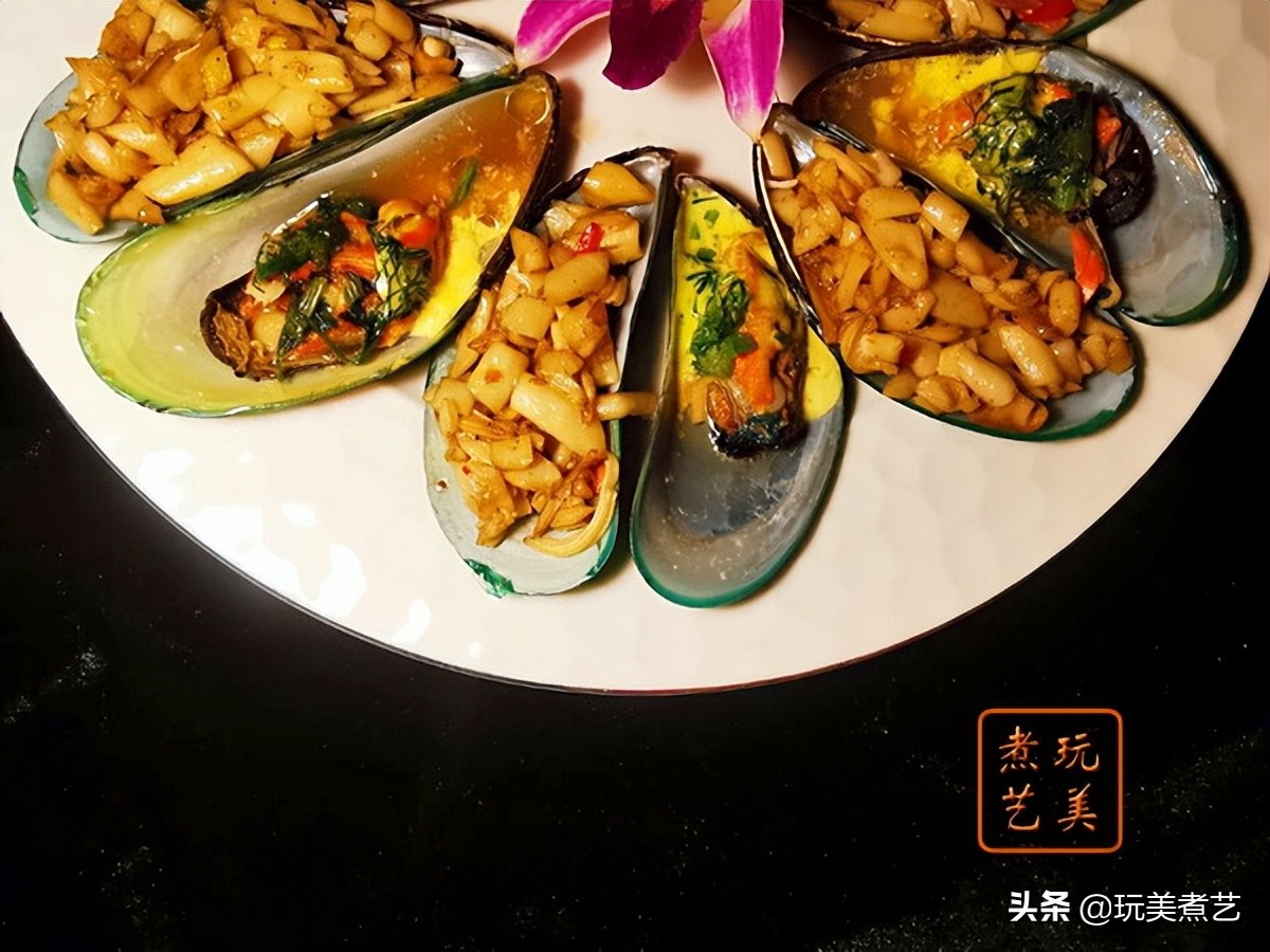 The mussels are added with the two of them, to remove the fishy smell ...