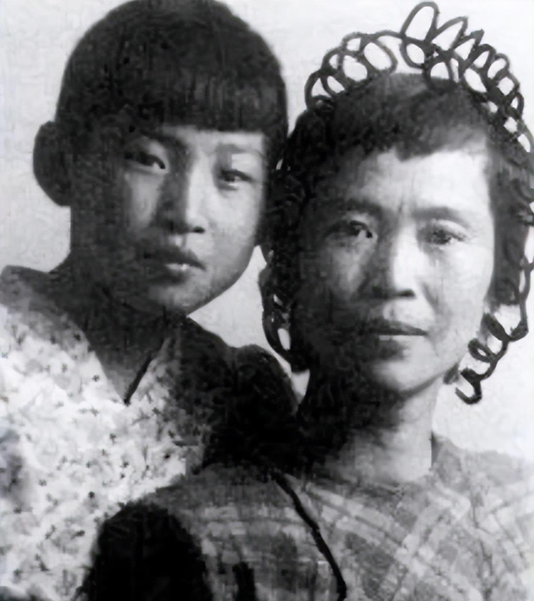 In 1979, He Zizhen went to the memorial hall and subconsciously ...