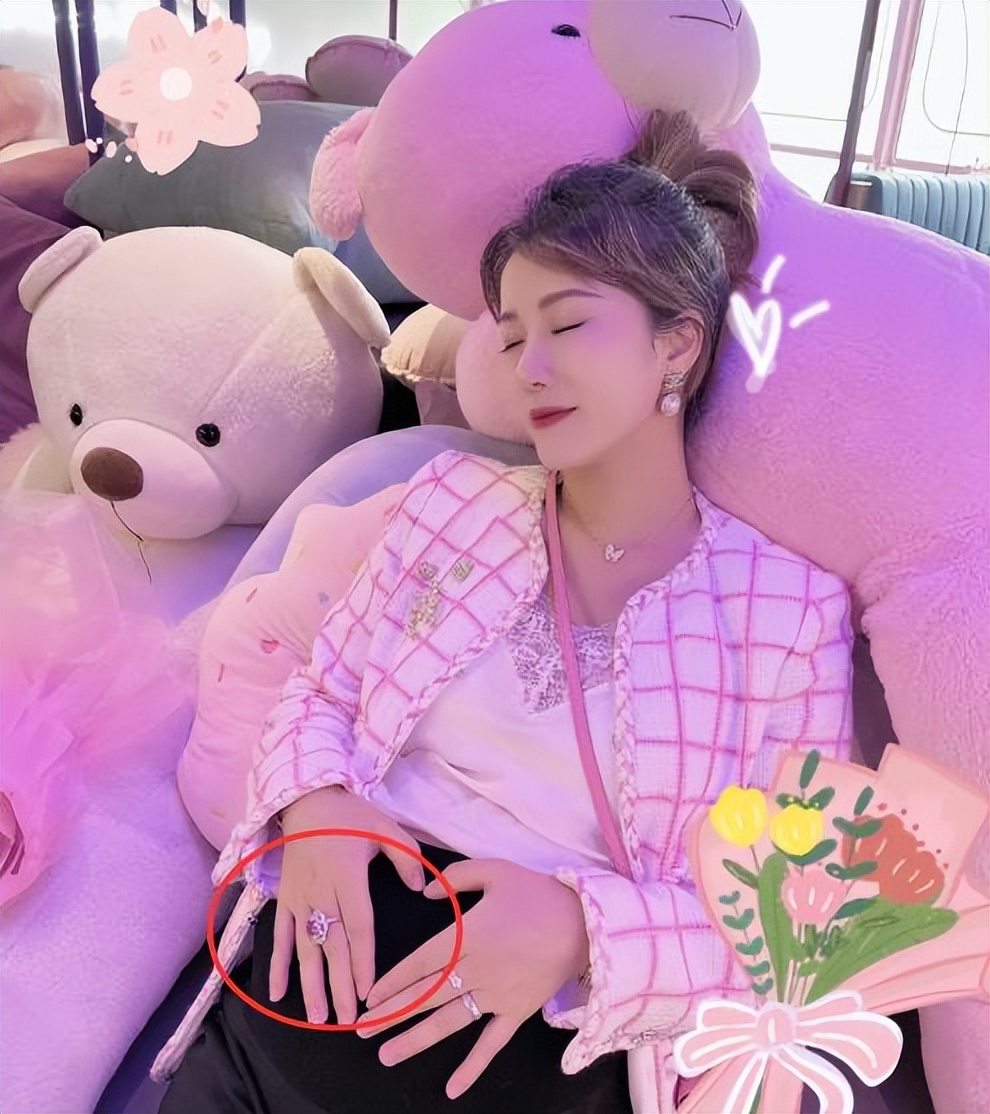 Li Nian has an 8-month pregnant belly, wears shorts to show her slender ...