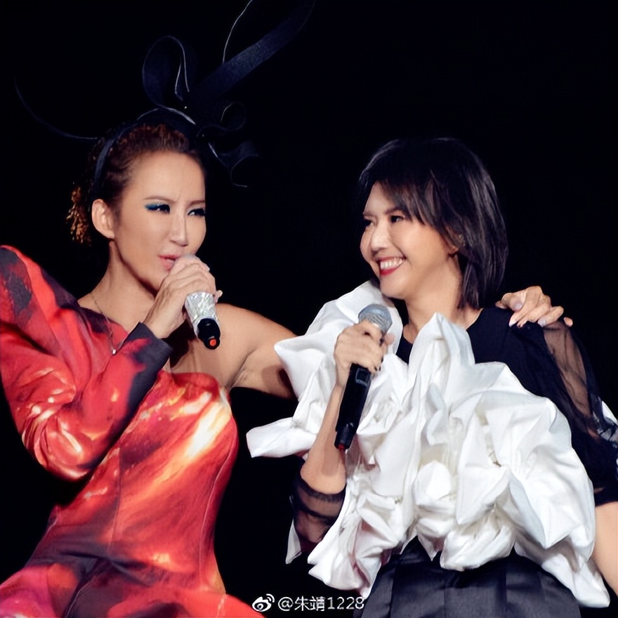 Intimate photos of Coco Lee with her friends Jolin Tsai, Elva Hsiao, Stefanie Sun and JJ Lin ...