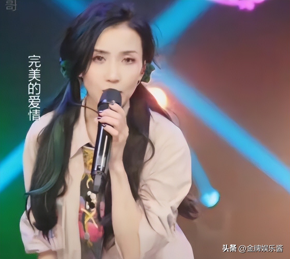 Famous singer Wang Rong rarely broadcasts live!The whole person is too ...