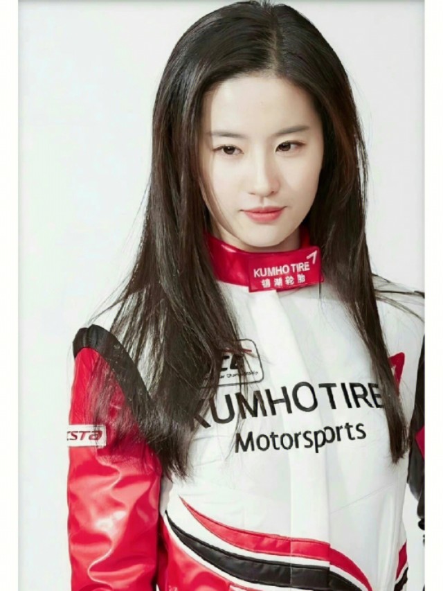 Liu Yifei's handsome racing driver suit blockbuster - iNEWS