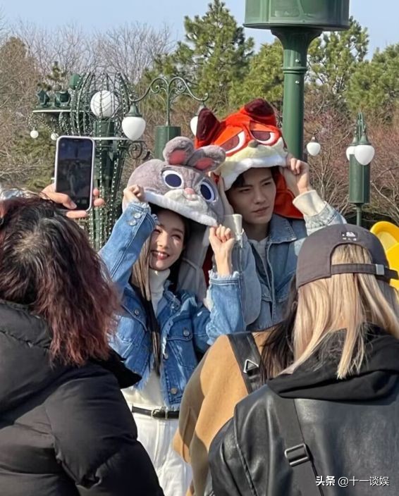 Disney ran into Li Yitong and Bi Wenjun, hugged her waist and took a ...