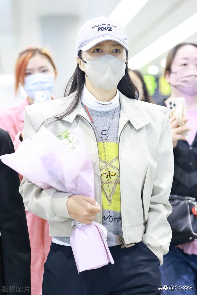 Tan Weiwei arrives at Shanghai Airport on March 25, 2023 - iMedia