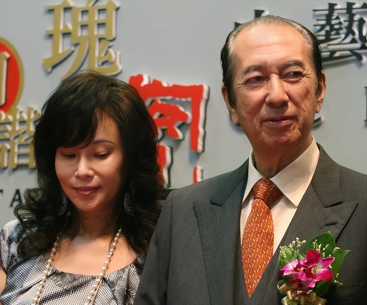 Chen Wanzhen and Liang Anqi wear emerald necklaces together, the ...
