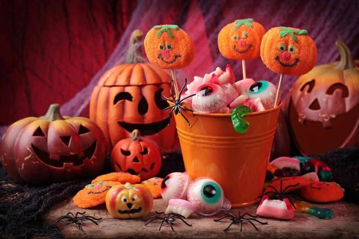 Stroke causes generosity disease! Distributing banknotes and giving ...