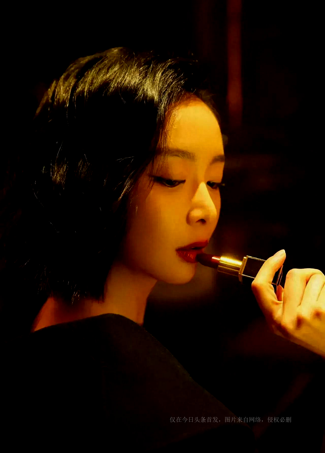 Chen Shuting, played by Gao Ye, is cool, sexy and domineering, while Xu Dongdong's status as ...