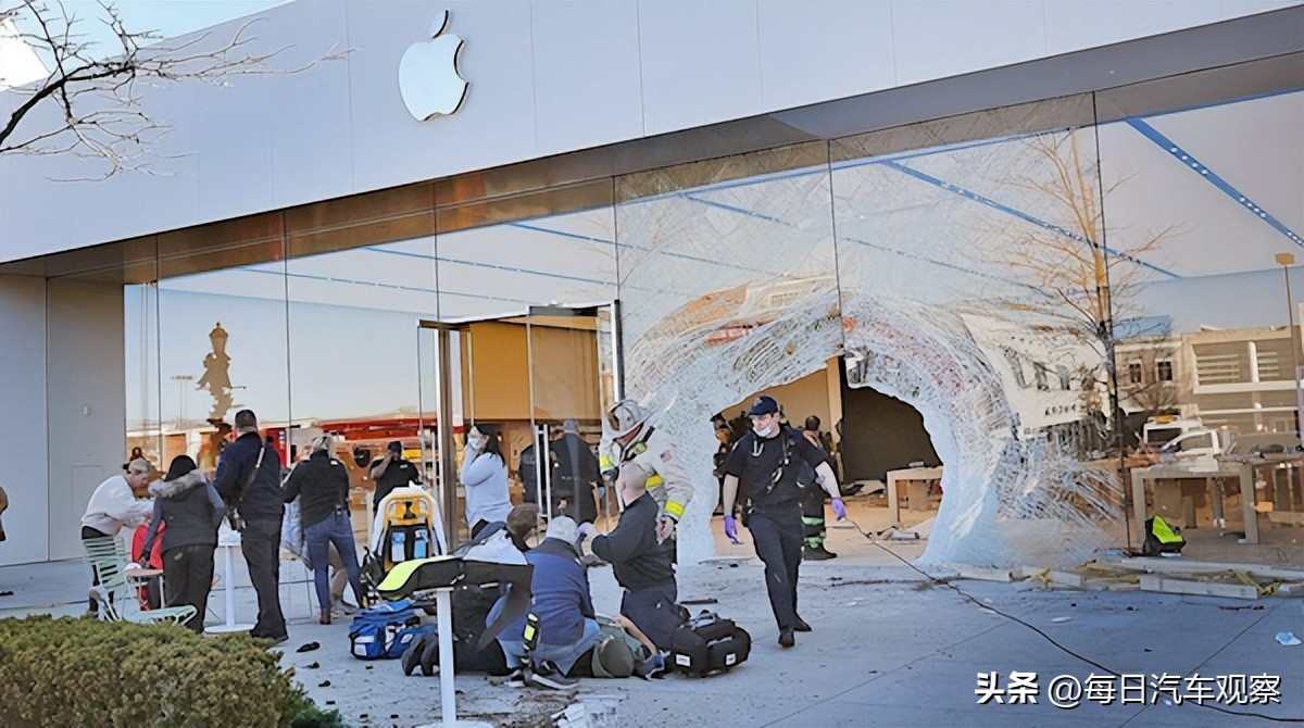 A Toyota SUV in the United States rushed into the Apple store and ...
