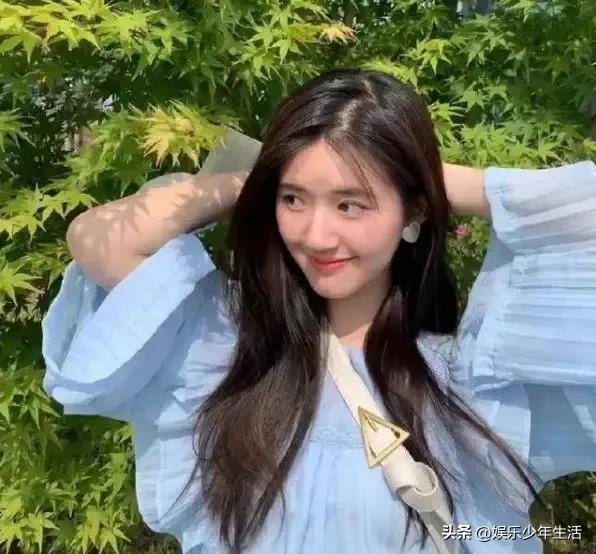 Zhao Lusi's daily outfit: relaxed and natural girlish style - iNEWS