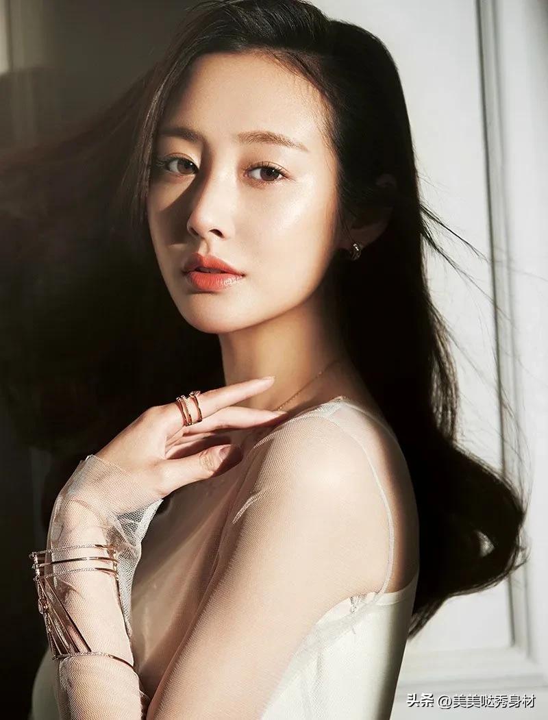 Actress Li Chun is too beautiful, too sexy and too alluring! The face is beautiful, the figure ...