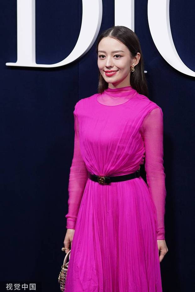Dilraba Zhou also looks stunning on the red carpet than Mei Gina Yu ...