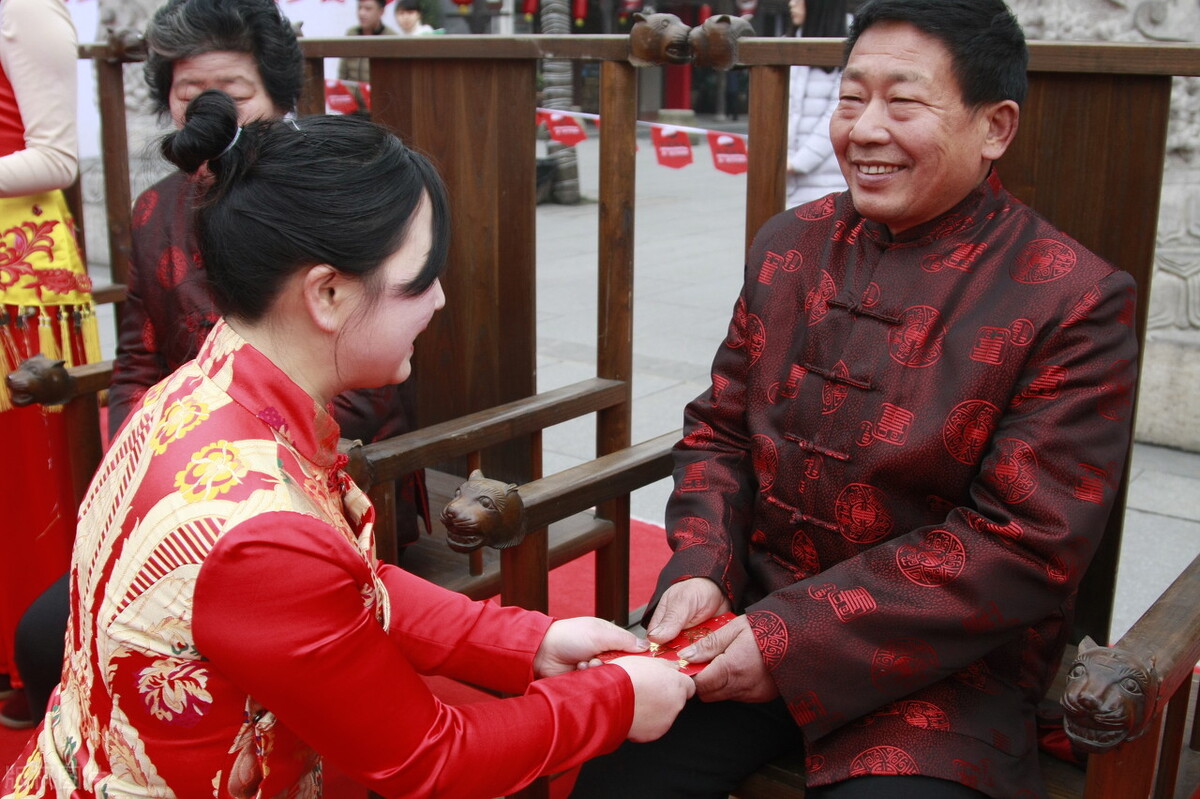 On the first day of the new year, it is necessary to "kowtow" in New ...