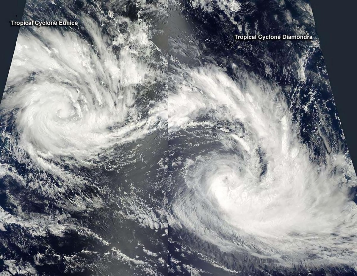 Double typhoon effect: what happens if 2 typhoons collide together? - iNEWS