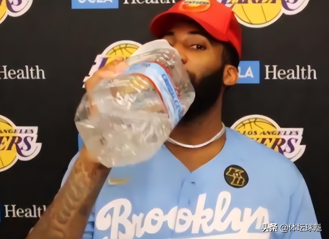 How do NBA giants drink water, Durant drinks water is too weird ...