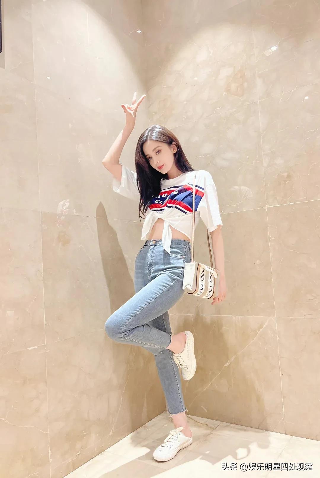 Gulinaza takes photos of her daily private clothes, wearing a waistless ...