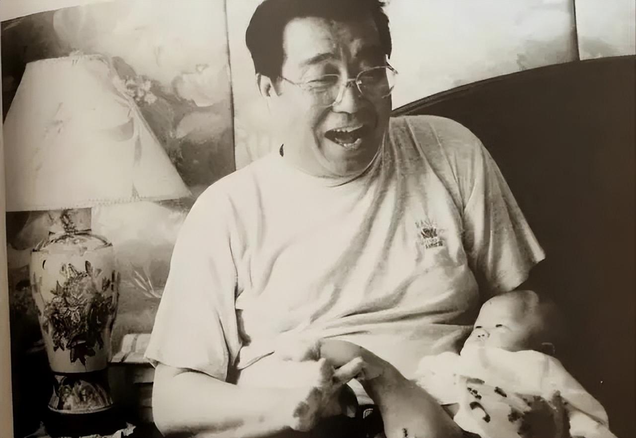 In a group photo, people in the entertainment industry are taking tea ...