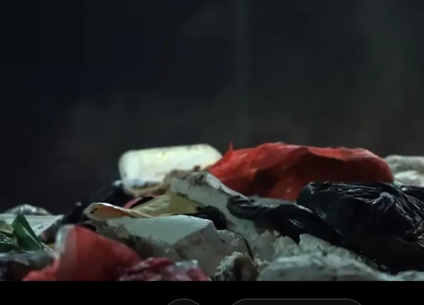 Zhang Yi rummaged through the garbage and entered the smelly ditch on ...