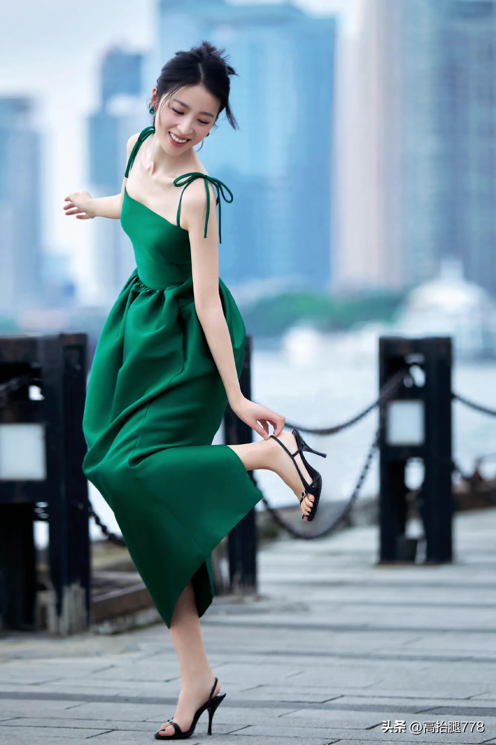 Beautiful and sassy long-legged sister!Zhou Yutong - iNEWS