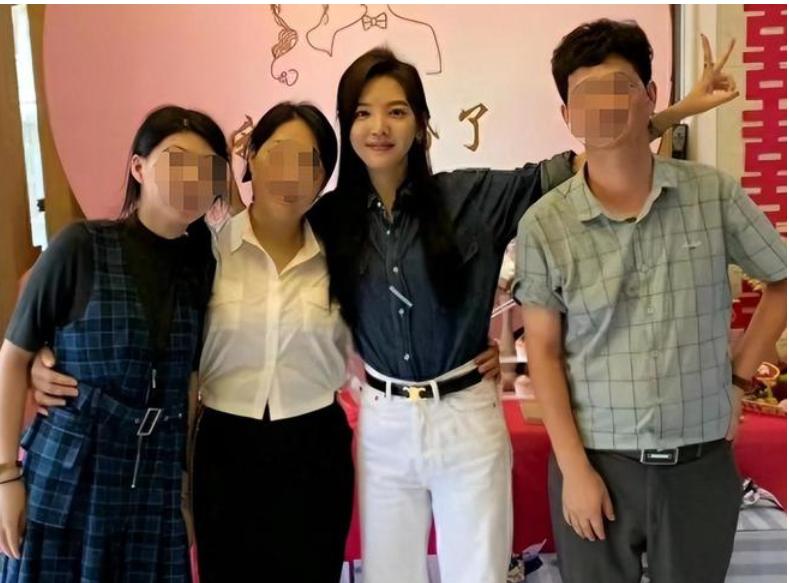 Zhang Ruonan attended her younger sister's engagement party and looked ...