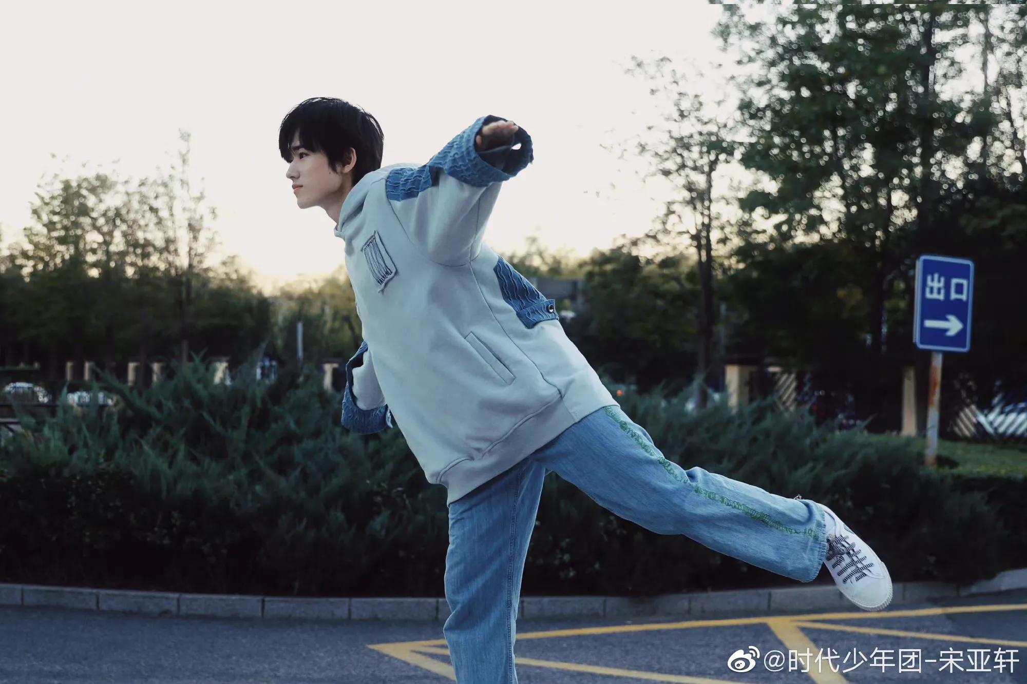 Song Yaxuan's blue and white sweater is photographed in six grids, such ...