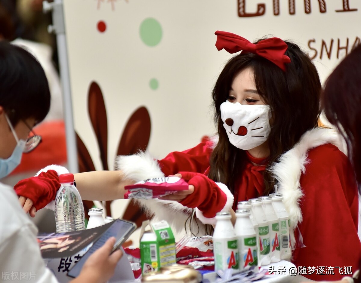 SNH48 Duan Yixuan attended the Christmas fan meeting, wearing a bowknot ...