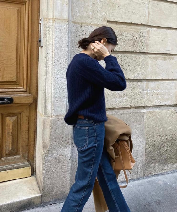 A small Korean fashion blogger wears a casual and natural free and easy ...