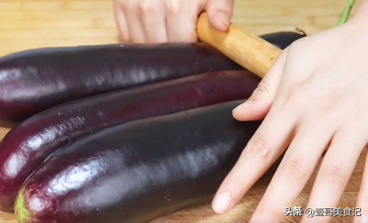 Eggplants are so enjoyable to eat like this. Use a rolling pin to roll ...
