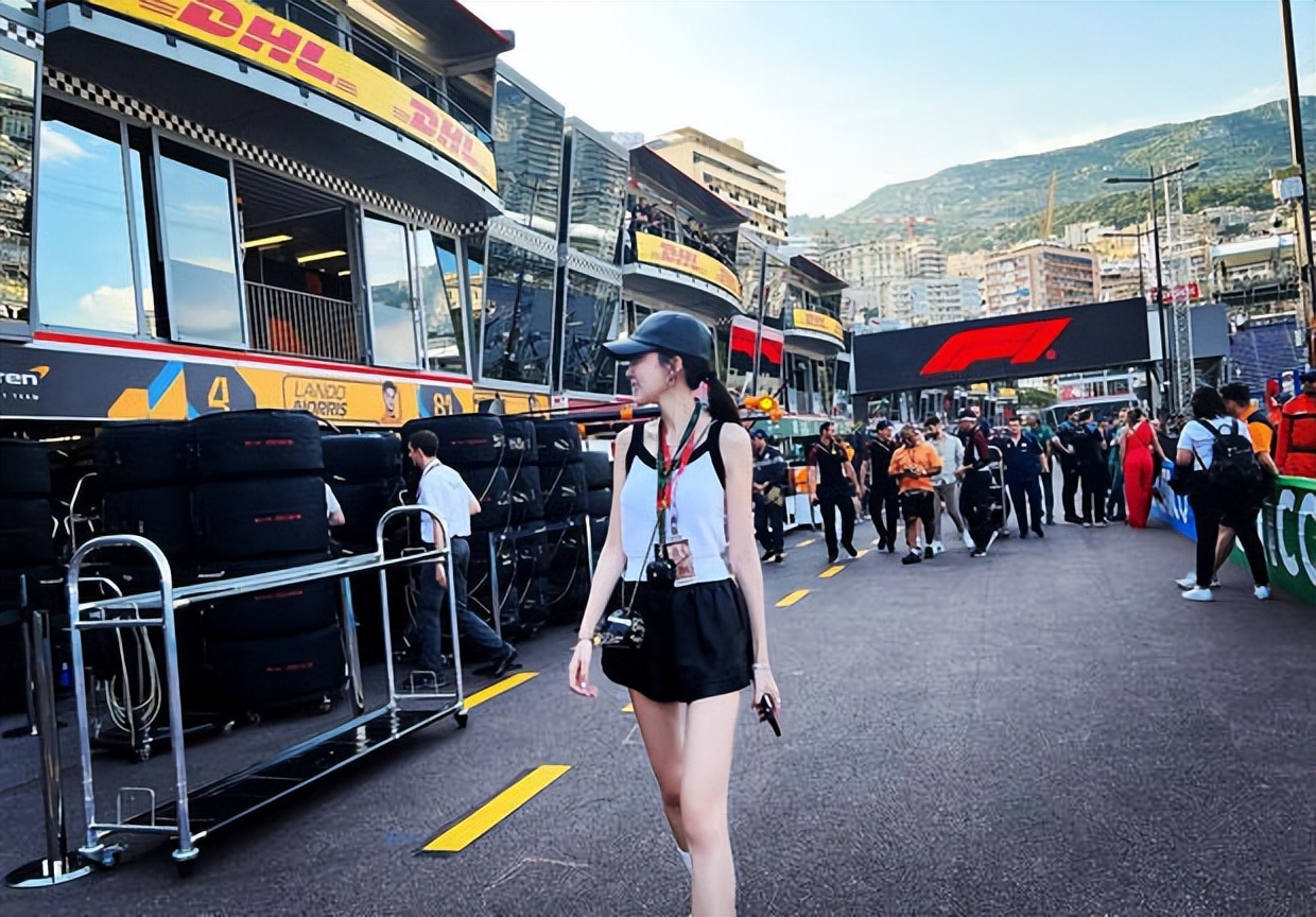 Lin Zhiying and his wife Chen Ruoyi watched the racing competition and ...