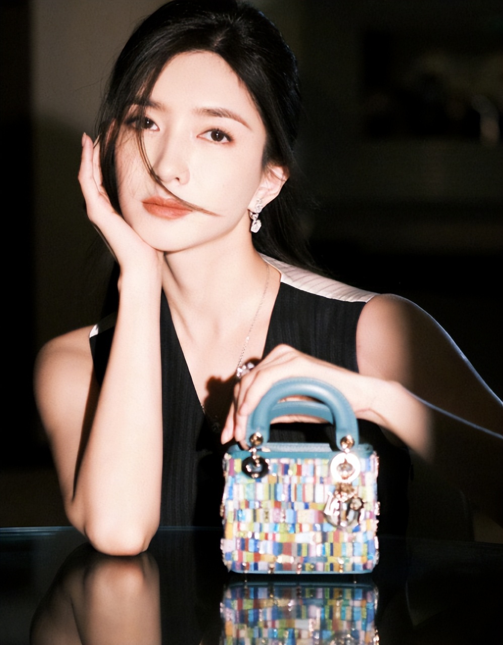 Jiang Shuying shows extraordinary temperament - iNEWS