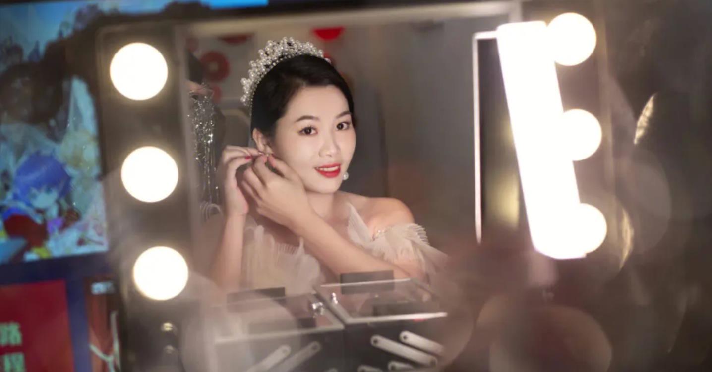 "Billionaire" Chen Meifeng: She is still surrounded by suitors at the ...