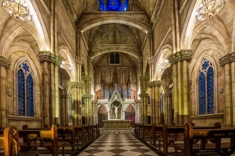 The position and significance of Saint-Denis Basilica in French history ...