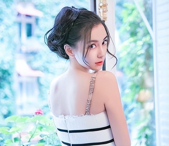 Yang Ying shoots magazines, the petal tattoos on the instep lead to ...