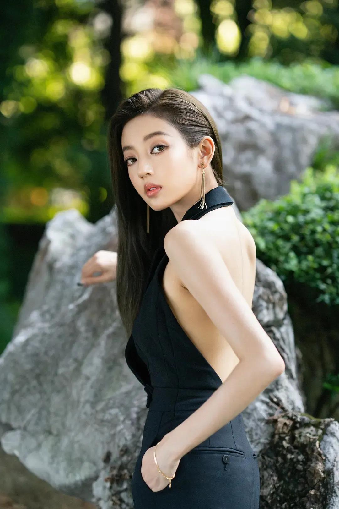 He Ruixian, a calm and quiet little actor, but when the photos are ...