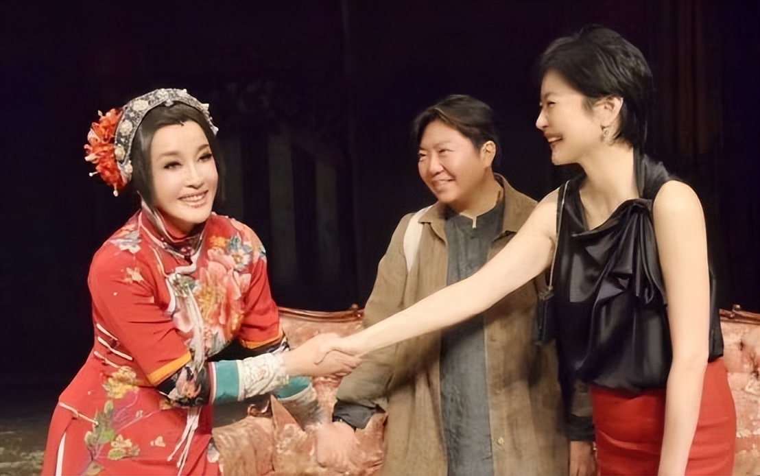 Liu Xiaoqing and Lin Qingxia are in the same frame, one is forced to be ...