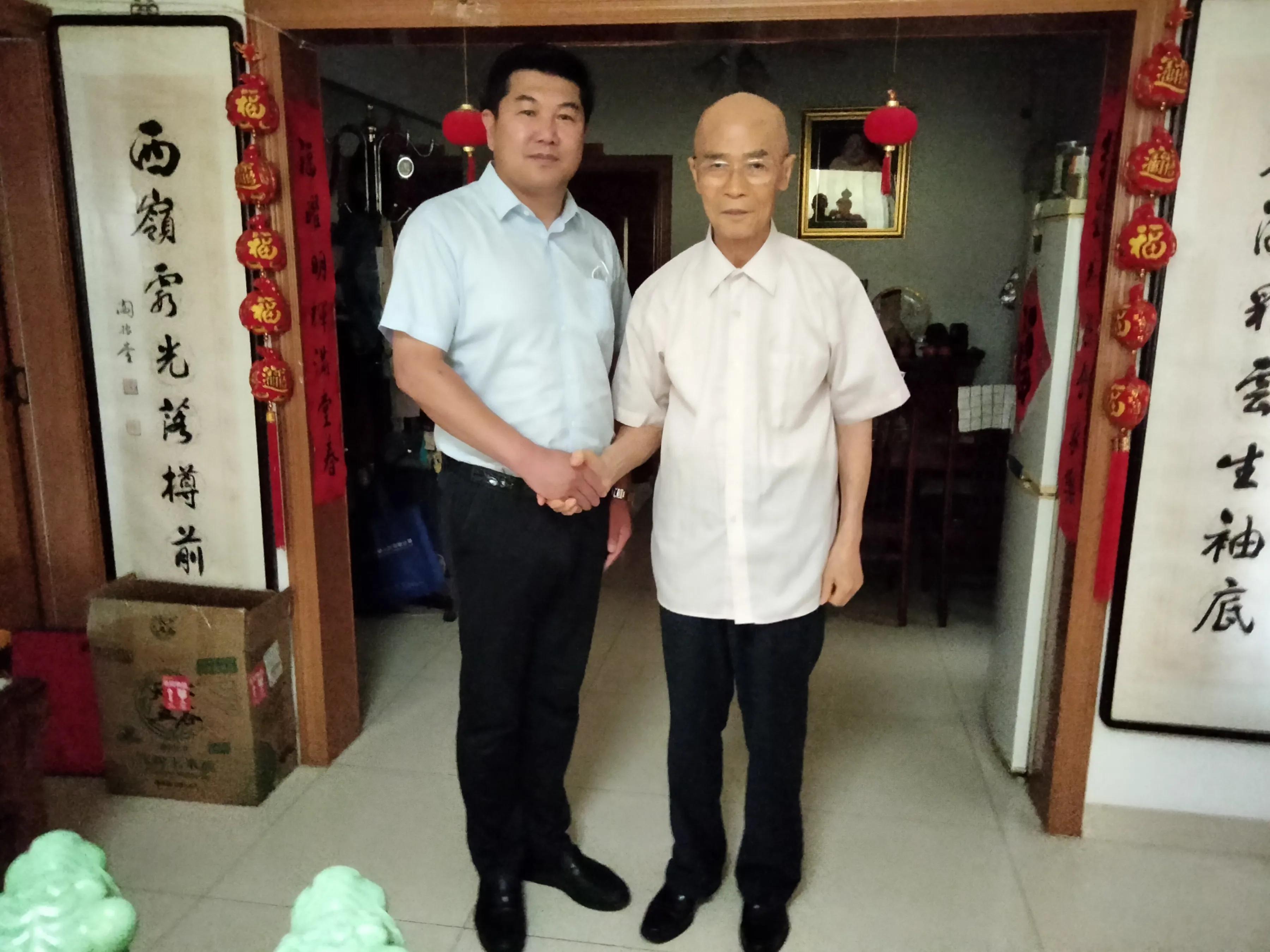 Mr. Yan Zhentang presented Xue Wenming's work "Collector" - iNEWS