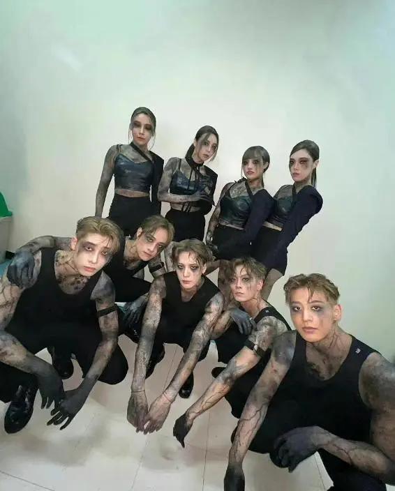 Spicy eyes!Wang Jiaer's topless concert allows fans to touch, interact ...