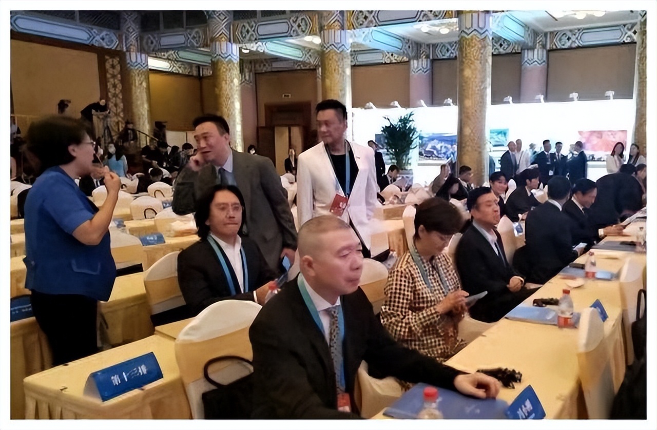 All the stars attended the event in formal attire: Feng Xiaogang was so ...