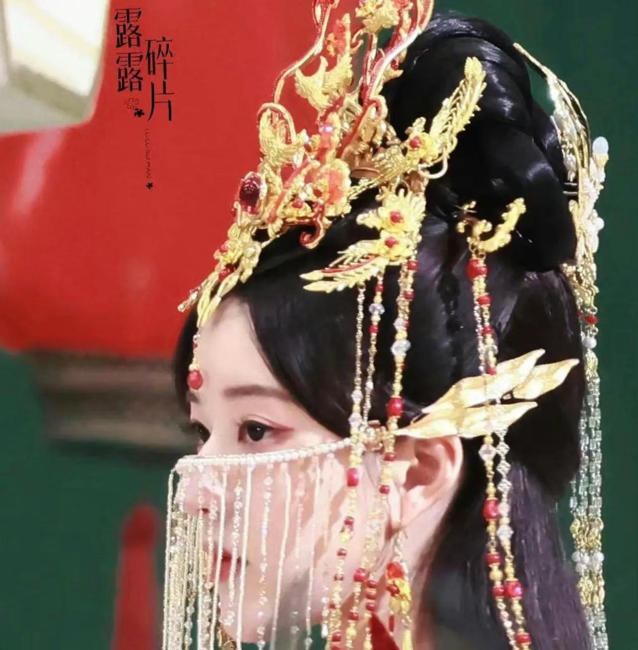 Zhao Lusi's "God Hidden" wedding looks amazing, and the red feather ...