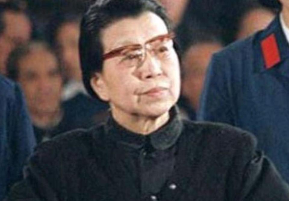 Jiang Qing was tried and asked to hire a lawyer. She personally chose ...