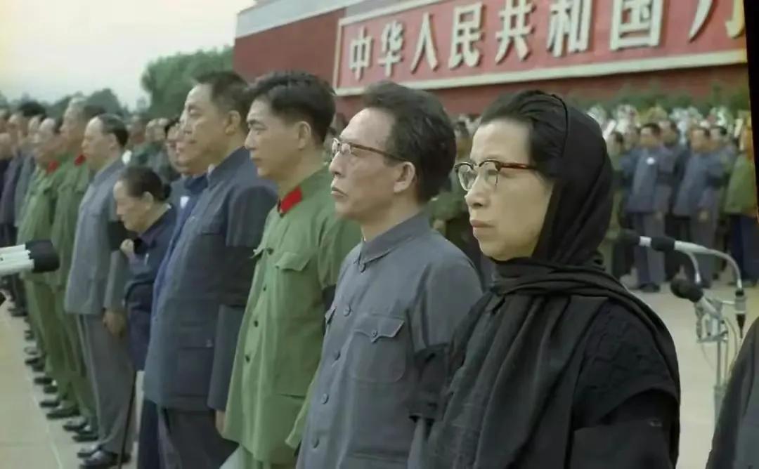 In 1976, Jiang Qing's head was wrapped in black veil, which was eye ...