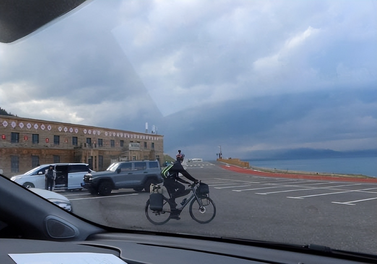 Wu Lei is riding in Xinjiang and is in good condition - iMedia