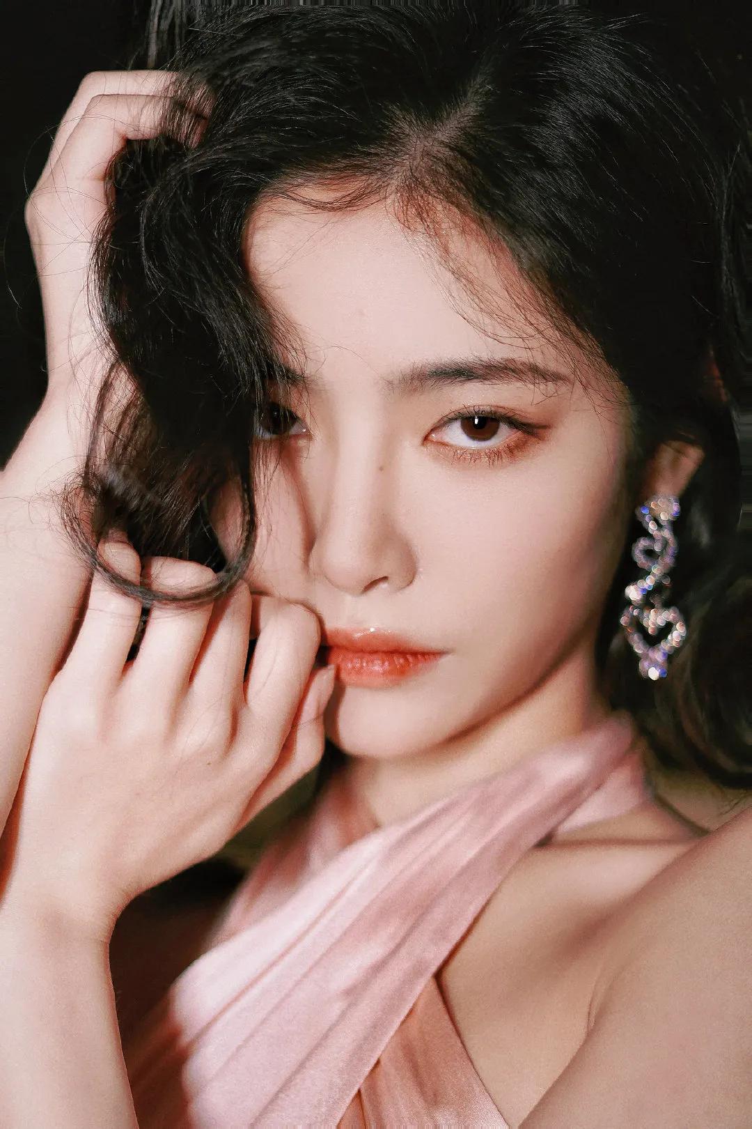 The night scene photo of Xu Jiaqi's pink dress, the atmosphere is amazing, which beauty is this ...